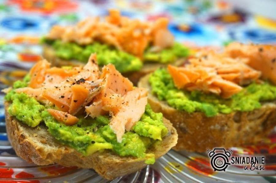 Przepis na Kanapki z awokado i łososiem - Śniadanie u Basi - KatalogSmaków.pl